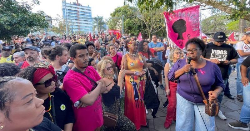 Multidão protesta em Porto Alegre contra o racismo e em apoio ao Seu ...